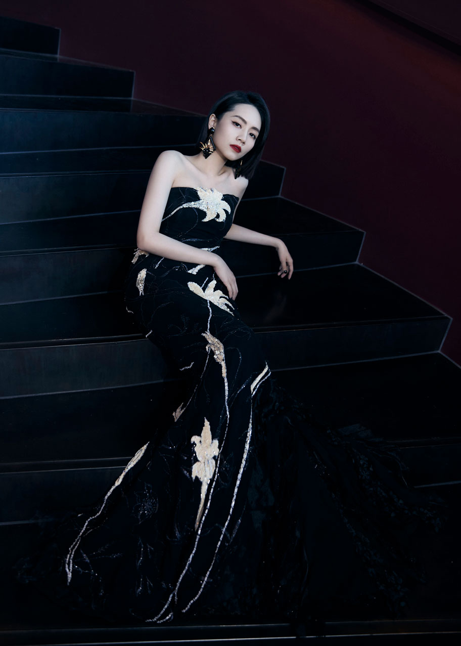 Sara Liu(刘惜君) wearing Yumi Katsura Couture Collection at Internet ...